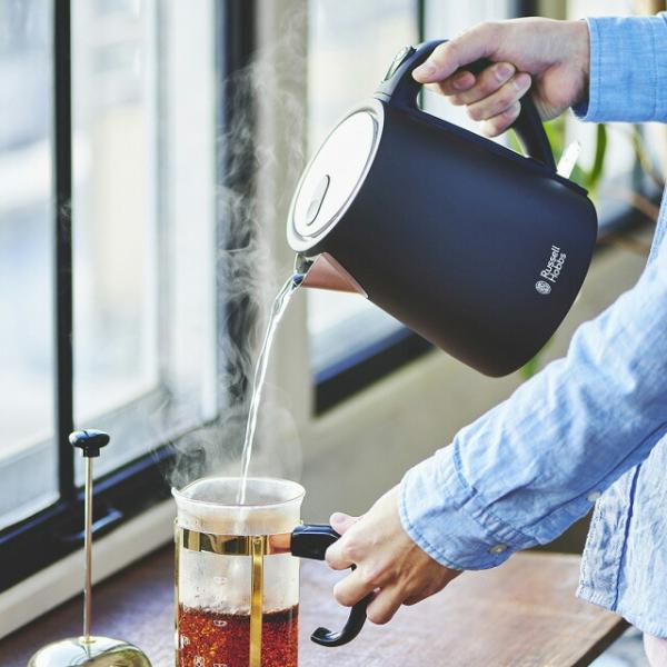 ■サイドに水量目盛付き。ひと目で残り湯や給水量を確認できる水量計付き。■フタの開閉も片手でワンプッシュ。ハンドルにある開閉ボタンは、片手プッシュでフタをオープンできるので給水に便利。■間口が広くお手入れかんたん広口タイプのため、ケトル内部も...