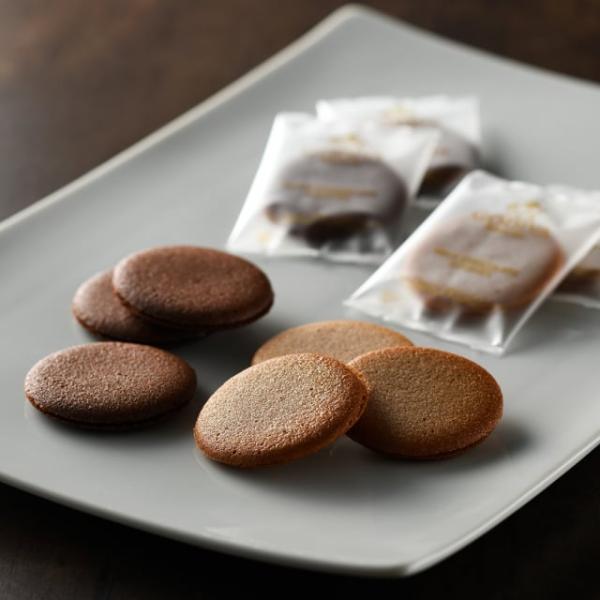 ゴディバは、90年以上にわたりベルギーチョコレートの伝統に貢献し、世界中で愛されている、チョコレートのリーディングブランドです。チョコレートの味わいを楽しんでいただくことを大切にしたクッキーのアソートメント。チョコレートを練りこんで軽やかに...