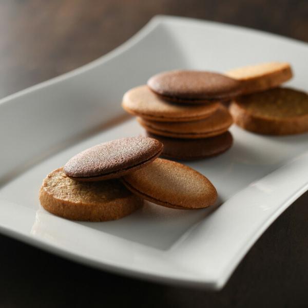 ゴディバは、90年以上にわたりベルギーチョコレートの伝統に貢献し、世界中で愛されている、チョコレートのリーディングブランドです。■ミルクチョコレート ラングドシャクッキーミルクチョコレートのまろやかで風味豊かな味わいを、軽やかな食感でやさし...