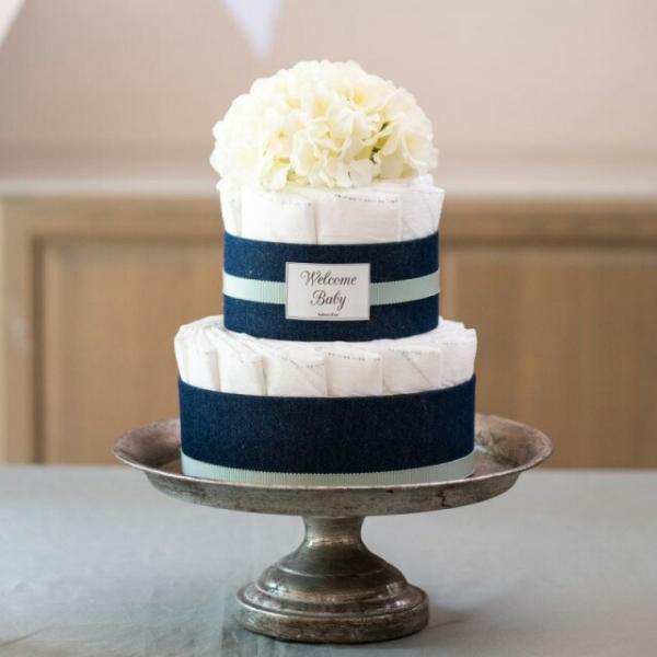 サロンドールオリジナルデザインのダイパーケーキ（おむつケーキ）です。ダイパーケーキは今注目を浴びているベビーシャワーのメインアイテムとして、また出産祝いにも大変人気を集めています。上部の造花のあじさいは、その後もインテリアとして飾っていただ...