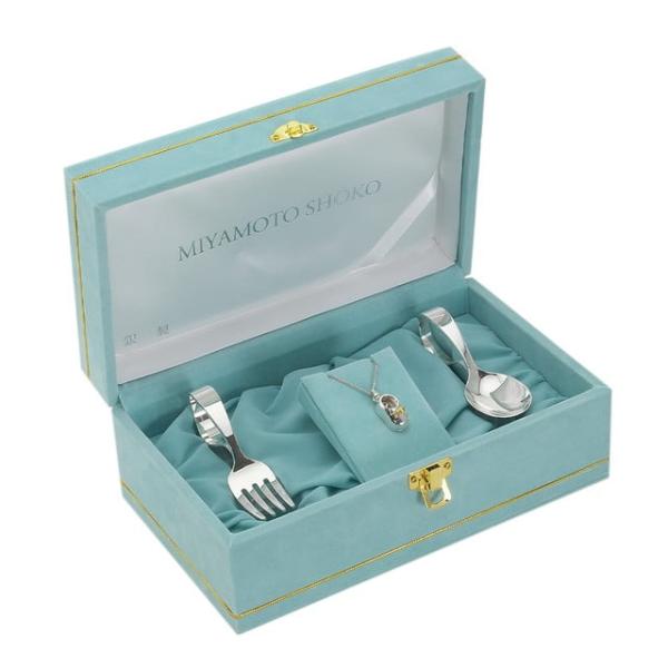 お子様の小さな手でもしっかりと握りやすいよう持ち手のカーブに工夫を凝らしたベビースプーンとベビーフォーク、そしてベビーシューズのペンダントをセットにしました。離乳食のお供に欠かせないカトラリーとして毎日お使いいただくのに便利なアイテムに加え...