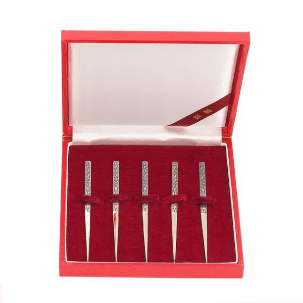 シンプルで使いやすいデザインが魅力の和楊枝5本セットです。 【松肌】は、松の荒々しい肌合いを表現しています。通常の和楊枝に比べて少し長めのサイズで、洋菓子や果物にも使いやすいように配慮しました。季節を問わないデザインですので、日常のご使用や...