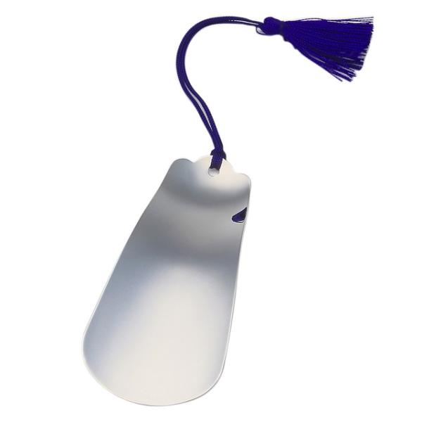 携帯にも便利な小ぶりな銀製のくつべらです。銀ならではの温かみのある風合いが活きています。当たりが柔らかで、適度な弾力があるのも銀素材ならではの特徴です。おしゃれな人は足元に気を遣うといいますが、くつべらにまでこだわれば、おしゃれ心も超一流。...