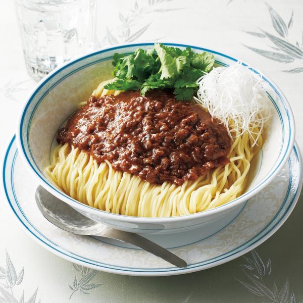 「中國菜 老四川 飄香」オーナーの井桁良樹シェフ監修。ふわっと華やかな香りが広がります。唐辛子や花椒の麻辣が幾重にも追いかける餡でありながら、やはり主役は「なま麺」と思わせる一品です。■仕様： ・内容量：汁なし担々麺の具 100g×3、なま...