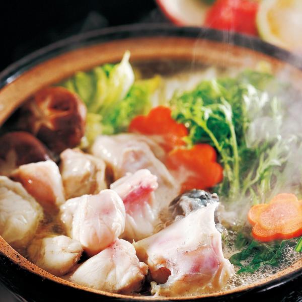 下関・南風泊のふぐ専門問屋が目利き。荒波にもまれた天然物は、程よく身が締まり、上品な甘みと豊かなコクであふれています。■仕様： ・内容量：天然とらふぐちり用（身・アラ） 400g、とらふぐひれ、ぽん酢、だし昆布、もみじおろし×8・原産地：と...