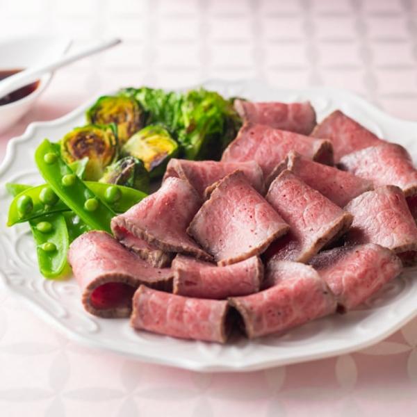 黒毛和牛を鎌倉山独自の技法でじっくり丁寧に焼き上げました。黒毛和牛を鎌倉山独自の技法でじっくり丁寧に焼き上げられた最高級のモモローストビーフ。お召し上がりになる前日に、冷蔵庫にてゆっくり解凍し、薄くスライスしてお召し上がりください。肉本来の...