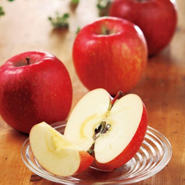 国光とデリシャスの交配で生まれた「サンふじ」。昼夜の寒暖差の大きい信州のりんごは、ほどよい酸味と甘さが特徴です。■仕様:・内容量：8〜9玉（計2.5kg）・お届け期間：11月下旬〜1月下旬・原産地：長野県・天候の影響などにより、お届け時期や...