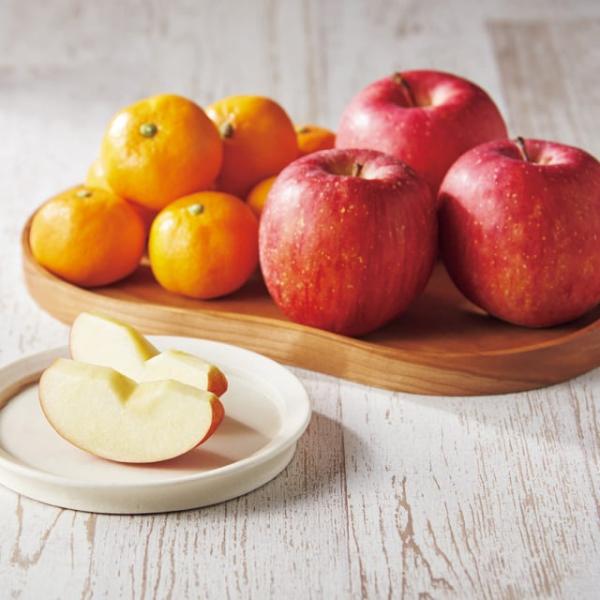 ジュ−シ−で甘みが強く、シャキッとした歯応えのサンふじと、果汁が多く、濃厚な甘さとコクが感じられる温州みかんのセットです。■仕様:・内容量：サンふじりんご 8〜11玉（計3kg）、みかん 30〜37玉（計4kg）・お届け期間：11月下旬〜1...