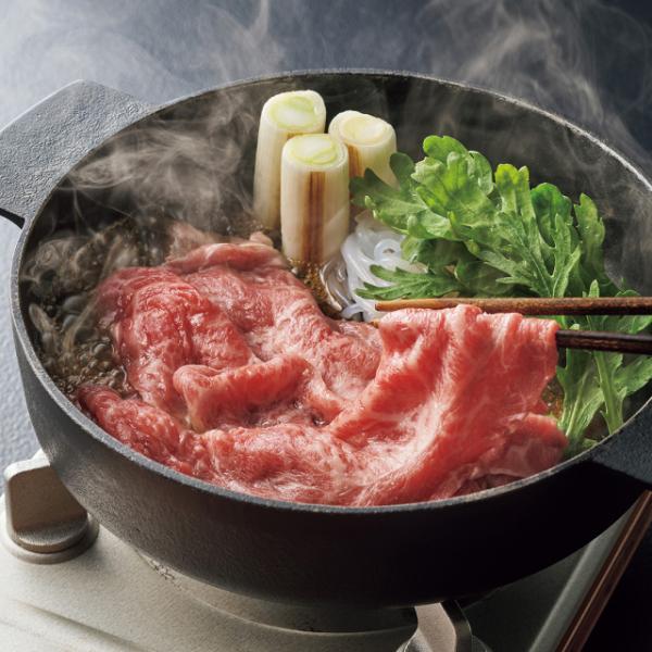 山形県の寒暖の差が激しい所で肥育される米沢牛。丹念に育てあげた自社肥育牛です。きめ細かな肉質と、口でとろける脂身をすき焼用としてお届けいたします。■仕様:・内容量：肩 230g・原産地：山形県・賞味期限：冷凍25日・配送形態：冷凍