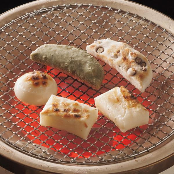 新潟産こがねもち米、国産よもぎ、北海道産黒大豆使用。杵つき製法でもっちりとしてコシがあり、煮崩れしにくい餅の、4種バラエティセットです。■仕様:・内容量：銘水杵つきもち（白 300g×6、こもち 300g×2）、黄金杵つきもち（よもぎ・黒豆...