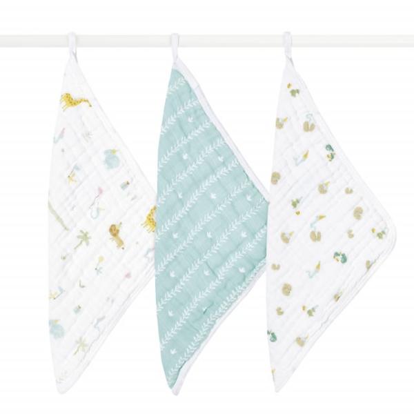 ふわふわの雲の上に、のんびりと眠そうなドラゴンたちが浮かんでいます。卵から赤ちゃんドラゴンが顔を出し、星々にあいさつしているようです。ふわふわでやわらかいモスリンコットンとカラフルでスタイリッシュなデザインが、ウォッシュクロスになりました。...