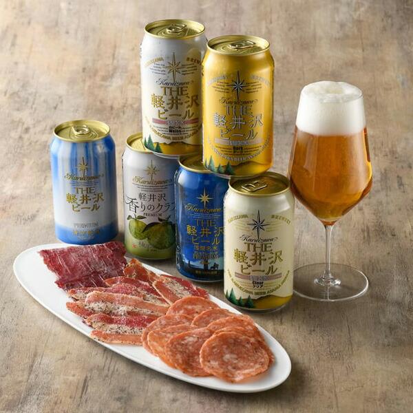 プレミアムビール2本と「軽井沢 香りのクラフト 柚子（発泡酒）」を含んだ6本をお楽しみいただけます。一緒にお召し上がりいただくおつまみは、創業明治33年の「鎌倉ハム富岡商会」の「ビーフジャーキー」と「おつまみサラミ」「おつまみベーコン」です...