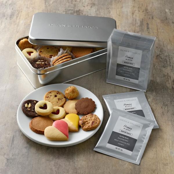 DEAN &amp; DELUCAのロゴの入ったシルバー缶に、11種類のアメリカンクッキーを45枚つめあわせました。1杯ずつ手軽に楽しめるドリップコーヒーとセットに！■アメリカンクッキー缶アイシングやジャムサンド、キャラメル、ナッツ、スパイ...