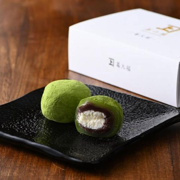 セット内容葛大福 純抹茶 6個吉野本葛と純抹茶を使用した葛大福。職人が生地を蒸気釜で練り上げ、包餡機で3重包餡いたします。 吉野本葛を使用した葛餅と純抹茶が織りなす濃厚な甘みと香りをお楽しみください。葛へのこだわり冬の冷たい空気と水で仕上げ...