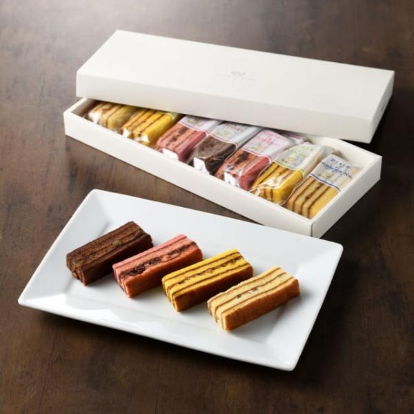 バウムクーヘンは元来、断面が樹木の年輪に見えることから、長寿や繁栄を意味し、縁起物として結婚式の引菓子の定番として知られています。セット内容（4種7点入り）プレーン&amp;マカダミアナッツ生クリームとラム酒が香る生地と、マカダミアナッツが...