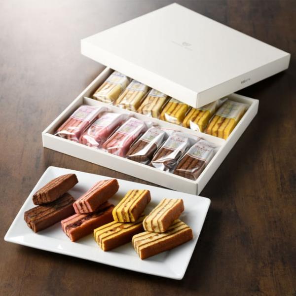 バウムクーヘンは元来、断面が樹木の年輪に見えることから、長寿や繁栄を意味し、縁起物として結婚式の引菓子の定番として知られています。セット内容（4種12点入り）プレーン&amp;マカダミアナッツ生クリームとラム酒が香る生地と、マカダミアナッツ...