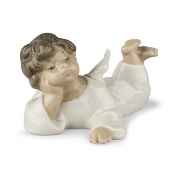 可愛いエンジェルが何か考えごとをしてリラックスしています。とても愛らしい作品となります。天使シリーズで揃えられる方も多い作品です。■仕様:・本体サイズ：約 高さ6×幅14×奥行11cm・主材：磁器・生産国：スペイン製・本体重量：約 0.29...
