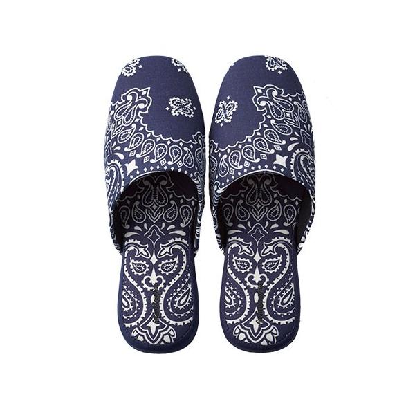 知る人ぞ知るメンズシューズブランドの製法にこだわった一品しっかりとした丁寧なつくりに、左右の柄がずれることなく整えられた美しいバンダナを使用したオシャレなスリッパです。ご自宅でも、オフィスや飛行機の機内でも！色はネイビー、レッド、イエローの...
