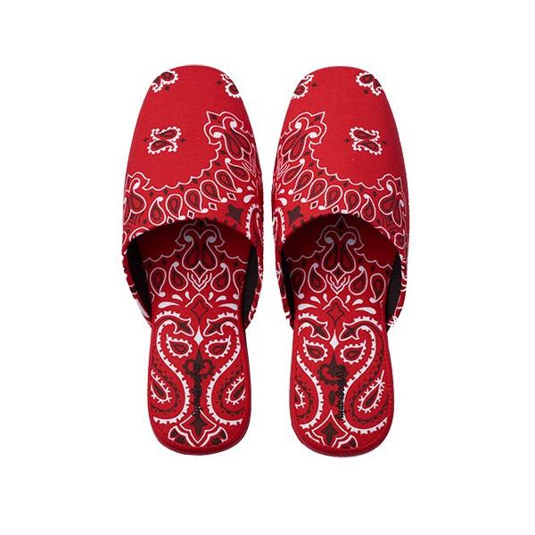 知る人ぞ知るメンズシューズブランドの製法にこだわった一品しっかりとした丁寧なつくりに、左右の柄がずれることなく整えられた美しいバンダナを使用したオシャレなスリッパです。ご自宅でも、オフィスや飛行機の機内でも！色はネイビー、レッド、イエローの...