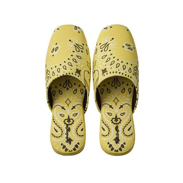 知る人ぞ知るメンズシューズブランドの製法にこだわった一品しっかりとした丁寧なつくりに、左右の柄がずれることなく整えられた美しいバンダナを使用したオシャレなスリッパです。ご自宅でも、オフィスや飛行機の機内でも！色はネイビー、レッド、イエローの...