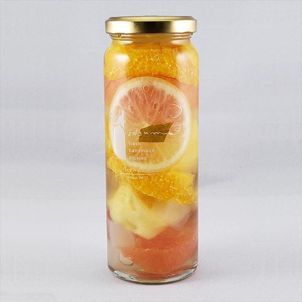 オレンジ、グレープフルーツ、レモンの3種のシトラスとパイナップルが爽やかなお酢と調和したフルーツピクルスで、フルーツをよりフレッシュに美味しく食べられます。