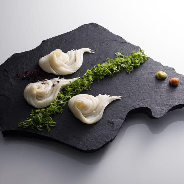 素材、製法、味わい、食感、喉越し、風味、すべてにおいてこだわり、最高を求めた素麺「小神」。独自の小麦粉製粉技術を駆使し、小麦粉を20ミクロンという超微粉砕レベルまでに砕くことにより、麺の命である歯応えの良さを追求しました。内容：セット１：麺...