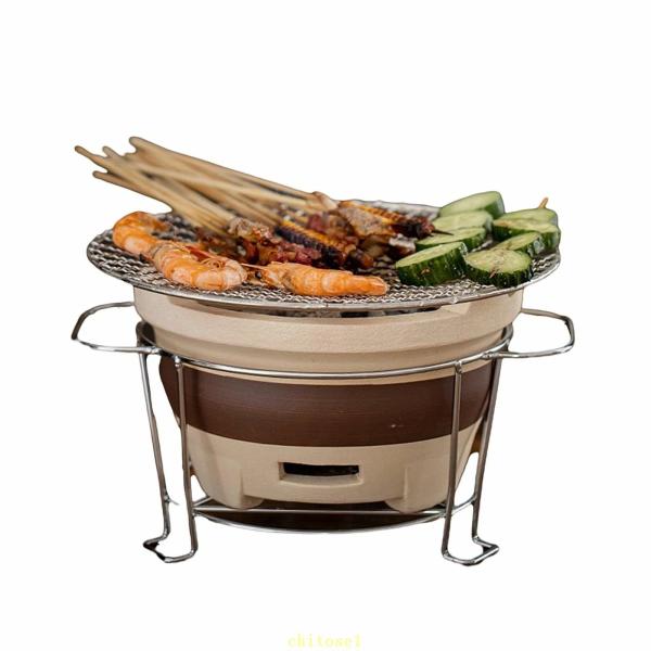 商品説明         　商品詳細   商品寸法 (長さx幅x高さ):24 x 24 x 15 cm   付属品:ツールホルダー   1. 多用途性：家庭用とアウトドア用の両方で活用：この粘土炭グリルは、家庭用とアウトドア用の両方で活用で...