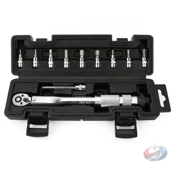 本体の目盛でトルク設定し、カチンという感触と音で締め付けトルクに達したことが分かるプリセット式です。材質:クロムバナジウム鋼差込角:1/4（6.35mm）測定範囲:5~25Nm最小目盛:5Nm精度:±4%全長:270mm質量:約1.1kg※...