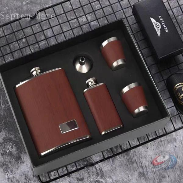 ● 容量：9オンス● 寸法：15.1 Cm X 8.3 Cm X 2.1 Cm● 素材：ステンレススチール+レザーケース、100％漏れ防止● 2つのフラスコ（大きなヒップフラスコ：9オンス、小さなヒップフラスコ：2オンス）、2つのステンレス...