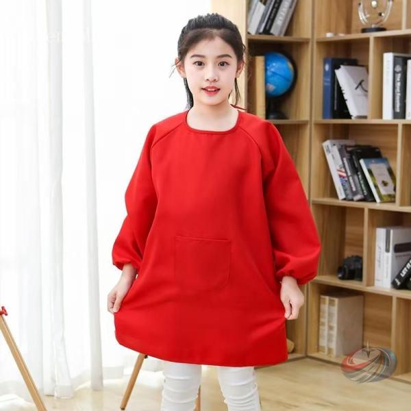 シンプルデザインの子供用長袖スモックです。お名前を書けるネームタグ付き！首まわりはゴム仕様になっているのでお子様1人でも着替えが楽ちん?習字や図画工作などの時間に活躍！衣類の汚れ予防に◎撥水加工なのも嬉しいポイントです?ポケット付きでハンカ...