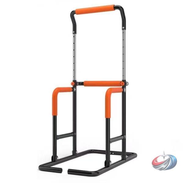 『家族全員が使える鉄棒です』? 『8段高さ調節可能』 この鉄棒の高さは調節できます。つまみを回すと調節できます。137 cmから207cmまで調節できます。だから、大人も子供も使えます。器具一つで家族全員の運動需要を満たすことができます。『...