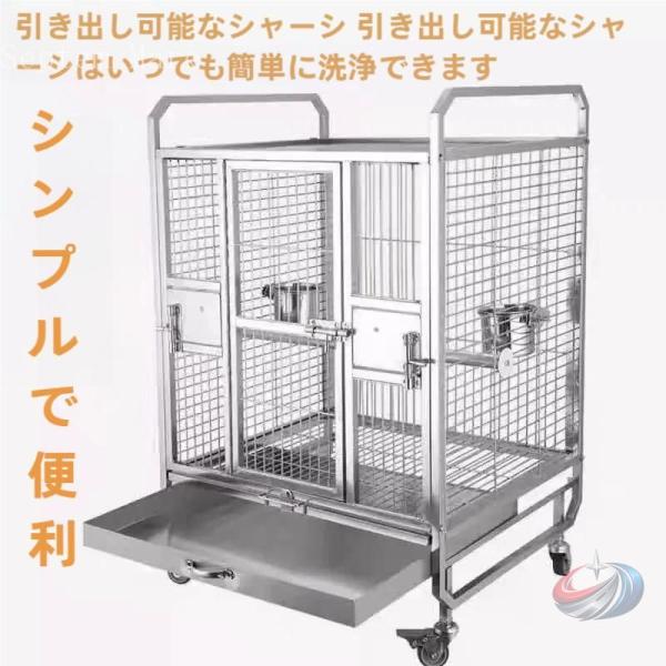 【大型鳥かご】：中型の巣箱には、鳥の活動に役立つステンレス製の爪研削棒が1本入っています。2つのドアと2つのフードボックスがあり、それぞれに小さな独立したドアがあり、餌を与えやすく、開けやすくなっています。トレイ下部のネットはすべて引き出し...