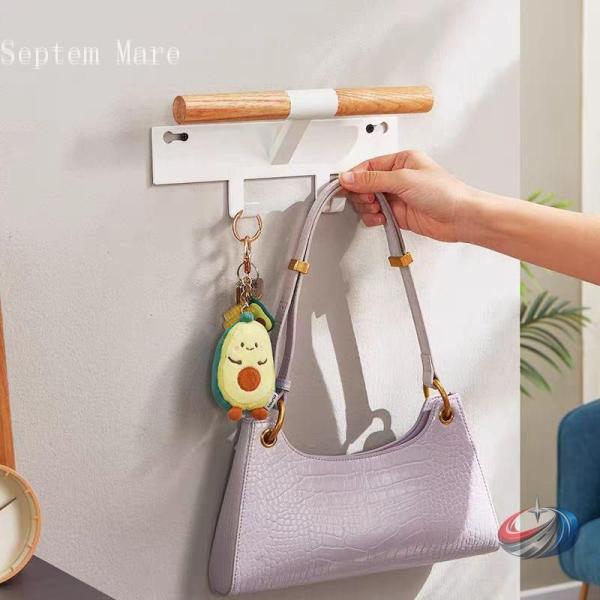 【商品仕様】商品サイズ:約W26XD6.5XH11cm 商品重量:約479g 本体:スチール(粉体塗装) バー:天然木(ラッカー塗装)【様々な人向け】小学校低学年や園児のお子様に向けの通学用バッグハンガーだけではなく、サラリーマンや家庭主婦...