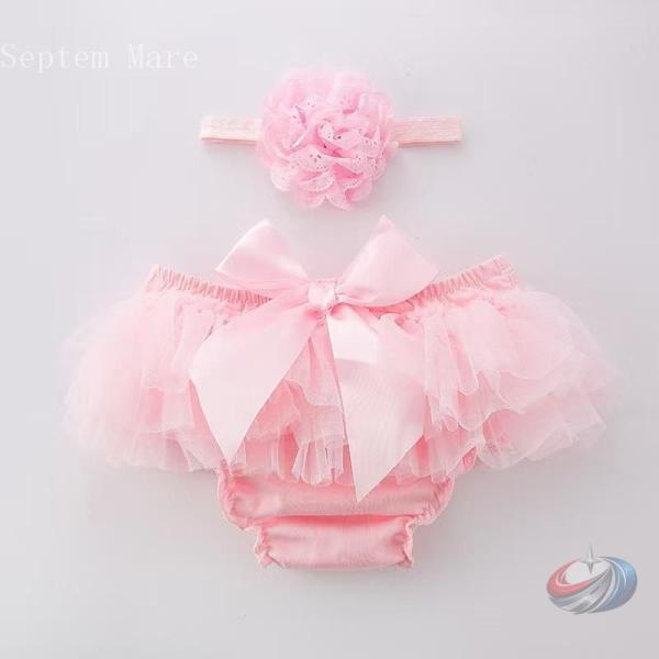 ベビーちゃん向けのサテンのリボンがかわいいフリフリシフォンブルマが登場です。こんなかわいいショートパンツ（オーバーパンツ）はめずらしいですよ♪たっぷりボリュームのフリル！肌触りもとってもよいから、履き心地も抜群です！！Mサイズは （9-18...