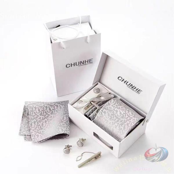 メーカー希望小売価格はメーカーカタログに基づいて掲載しています。  ネクタイ -ネクタイピン -ポケットチーフ -カフスボタンがセットになった4点セット ネクタイ -ネクタイピン -ポケットチーフ -カフスボタンがセットになったとてもお得な...