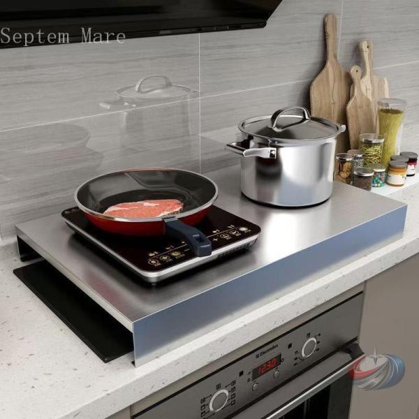 の上が収納・作業スペースに早変わり！組立いらずで着いたらすぐに使えます。調理中のちょい置きはもちろん、配膳台としても活躍します。もちろんビルトインタイプのだけでなくIHにも使えます。光沢のあるステンレス製カバーで、生活感が出がちなコンロ周り...