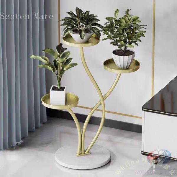 おしゃれに飾る観葉植物やお花をシックにディスプレイできるフラワースタンド。エントランスやリビングなど屋内の雰囲気をオシャレに演出してくれるインテリア雑貨です。スリムで省スペース玄関や廊下など狭小なスペースやお部屋の隅にも鉢などを置けるかわい...
