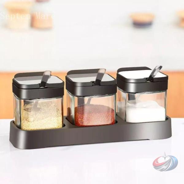 1.サイズ：26.5* 8.5*10.5cm、素材：ガラス+PP2.調味料の容器で、水分の侵入を防ぎ、塩や砂糖などの調味料が固まらないように密閉されています。3.取り外し可能：1つずつ取り出して自由に使用でき、お手入れも簡単です。小さなスプ...