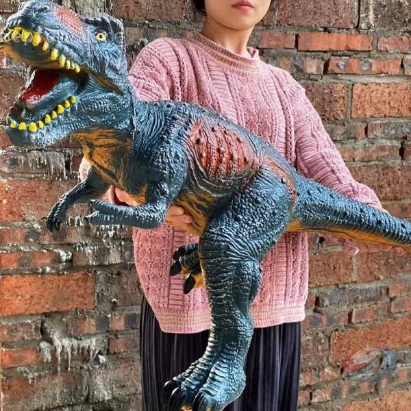 サイズ高さ約39.5cm×縦約73cm×横約33cm重量約1000g素材 ゴム、プラスチック、人工綿※お腹のボタンを押すと音が流れます（中国語）。恐竜の鳴き声もありますが、必要ない場合緑のボタンを外してもらったら綿があるだけですので問題なく...