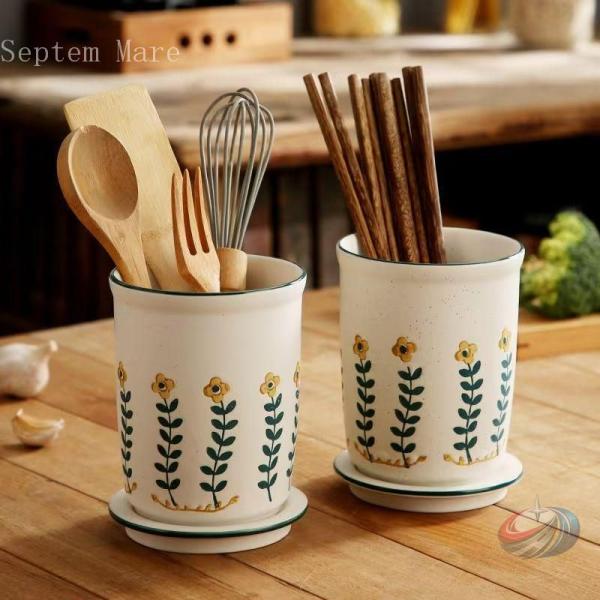 商品の説明Lサイズ：11.3×14.5cm2個セット=L*2、1個=L製品の形状は寸法図によって表示される形状と同じである素材：セラミックス色：ホワイト【水切り】水を排水するのに便利な底部排水穴の設計。テーブルやキッチンのカウンタートップを...