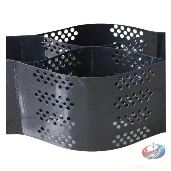 【耐久性のある原材料】 グラウンドグリッドは、優れた高密度ポリエチレンを主成分とし、抗酸化剤を添加して製造されています。熱溶融押出しにより板状に成形され、その引張り耐力強度は最大で20Mpaに達します。【安定したグリッド板】 高強度の超音波...