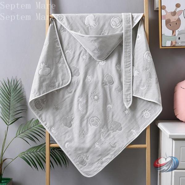 ガーゼ素材のベビー用フード付きおくるみです。両面使用可能。蛍光剤や漂白剤などの染料は使用しておりません。敏感な赤ちゃんのお肌にも優しいです。6層の綿素材で・適当な厚さで・柔らかく吸水性や保温性/通気性に富み通年ご使用いただけます。吸湿性・保...