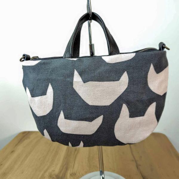 ミナペルホネン/anone anone　ピンク猫ちゃん/ミニラウンドショルダー 「あのね、あのね」と猫たちが内緒話をしているような、愛らしくもどこかシュールな世界観をそのまま形にしました。モノトーンを基調としたシックな配色ながら、猫のシルエ...