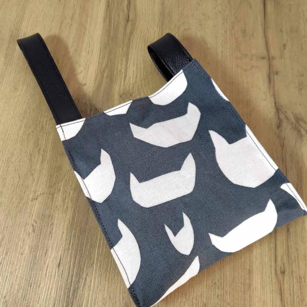 ミナペルホネン/rosyロージィーネイビー/ドミニラウンドショルダー　 甘さを抑えた、シックなデザイン可愛らしいネコのモチーフながら、チャコールグレー×ピンクのモノトーン配色が全体をぐっと引き締めています。素材はざっくりとしたリネンオックス...