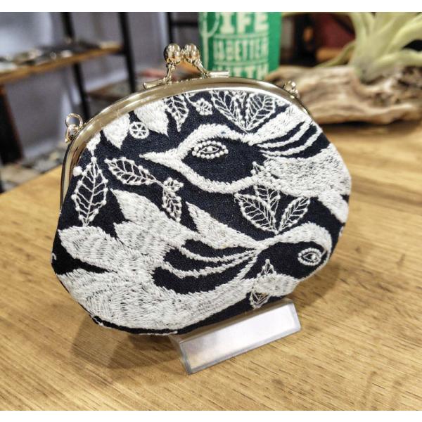 ミ ナペルホネン/carnivalカーニバルネイビー/牛革12ｃｍがま口minaperhonen2024/12/20発売分　即完売　カーニバル手のひらサイズでもポケット充実とても使いやすいです背面本革ですので　カタチを保ちます　使えば使うほ...