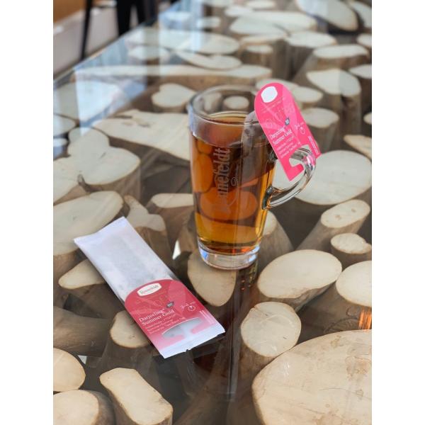 全国一律200円ポスト投函便の場合は、当店で箱を開封し畳んで同封します。ティーバッグは個包装されています。分　類 紅茶原産国 インド飲み方 ストレート蒸らし時間 3〜4分主原料 紅茶水　色 橙色カフェイン 有形　態 2.5ｇ×15枚（箱入）