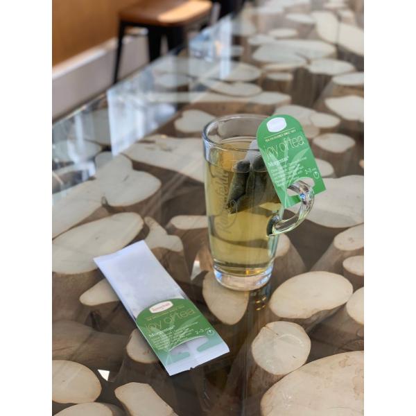 分　類 緑茶等級区分 OP原産国 中国飲み方 ストレート蒸らし時間 3〜4分原材料 中国緑茶・バラの花びら・ひまわりの花びら・矢車菊・香料（マンゴー、ベルガモット）水　色 緑カフェイン 有形　態 2.5ｇ×15枚（箱入）