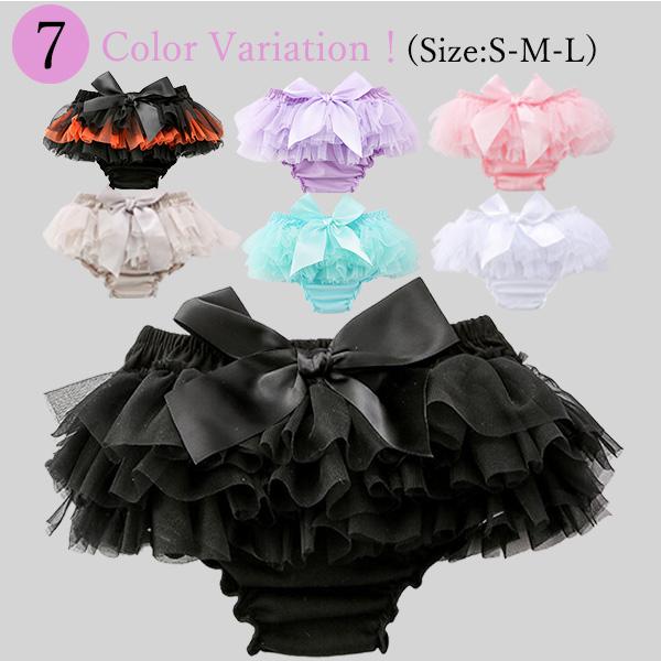 ベビーちゃん向けのサテンのリボンがかわいいフリフリシフォンブルマが登場です。こんなかわいいショートパンツ（オーバーパンツ）はめずらしいですよ♪たっぷりボリュームのフリル！肌触りもとってもよいから、履き心地も抜群です！！Mサイズは （9-18...