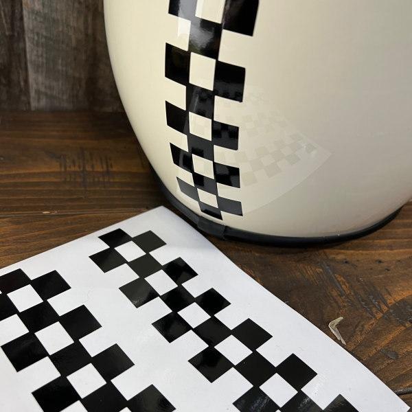 チェッカーフラッグ（英: The Chequered Flag）とは、フィニッシュラインで振られる旗で、セッション（レース）が全て終了したことを示す。バイクのタンクやヘルメットに！車のバックミラーのワインポイントに！チェッカーフラッグ３枚セ...