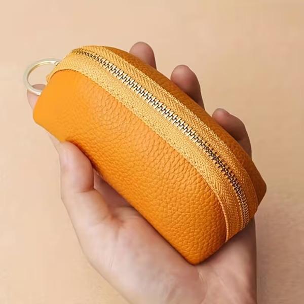 小物を入れるのに丁度いいサイズ！車のリモコンキーや鍵などは内側の二重リングにリップやカードなど小銭等たくさん入ります 素材：PVC（フェイクレザー）サイズ：W11.5×H5.0×D5.0(cm)カラー：キャメル重量：約30g特徴：二重リング...